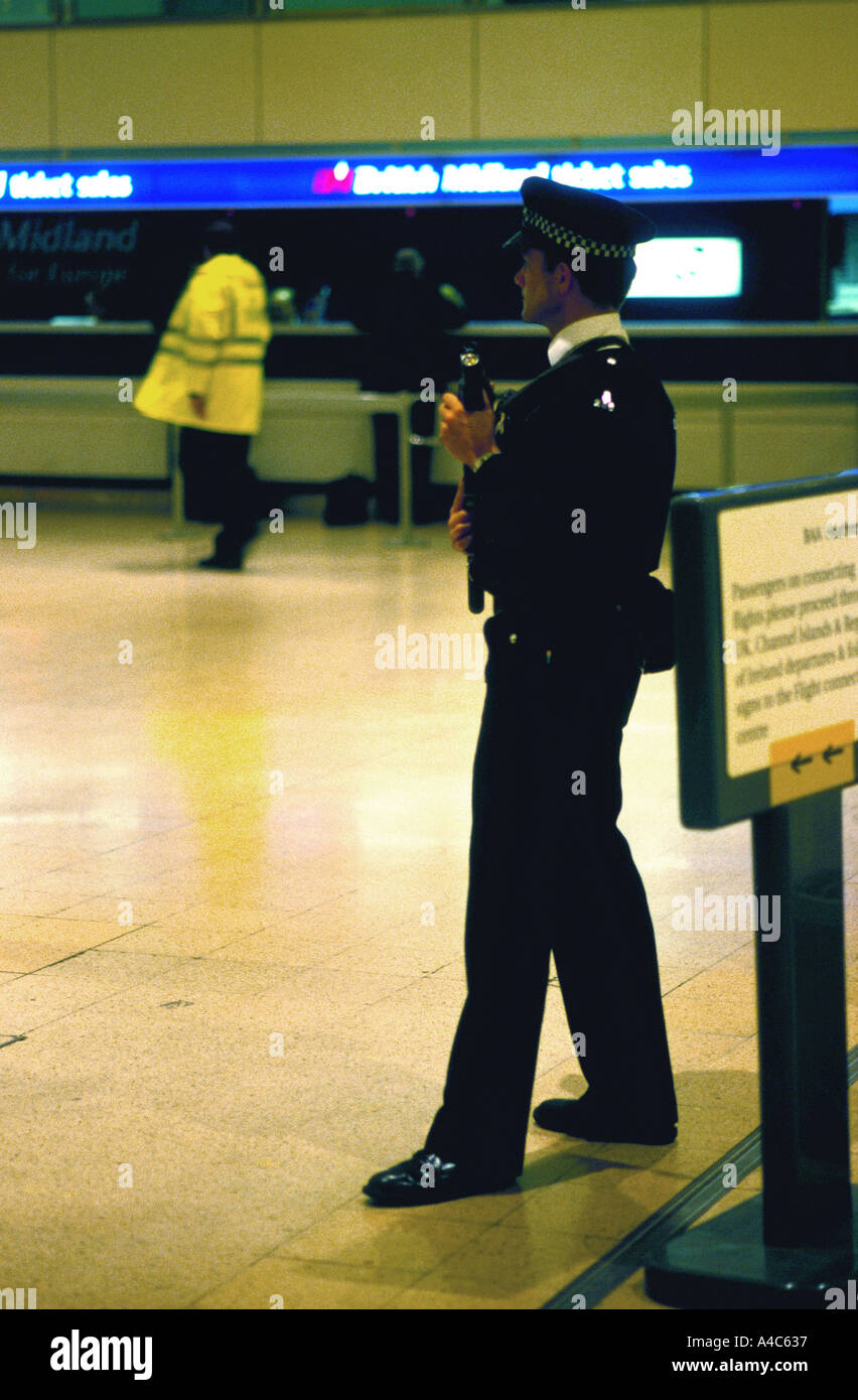 Armed police at heathrow airport hi-res stock photography and images ...