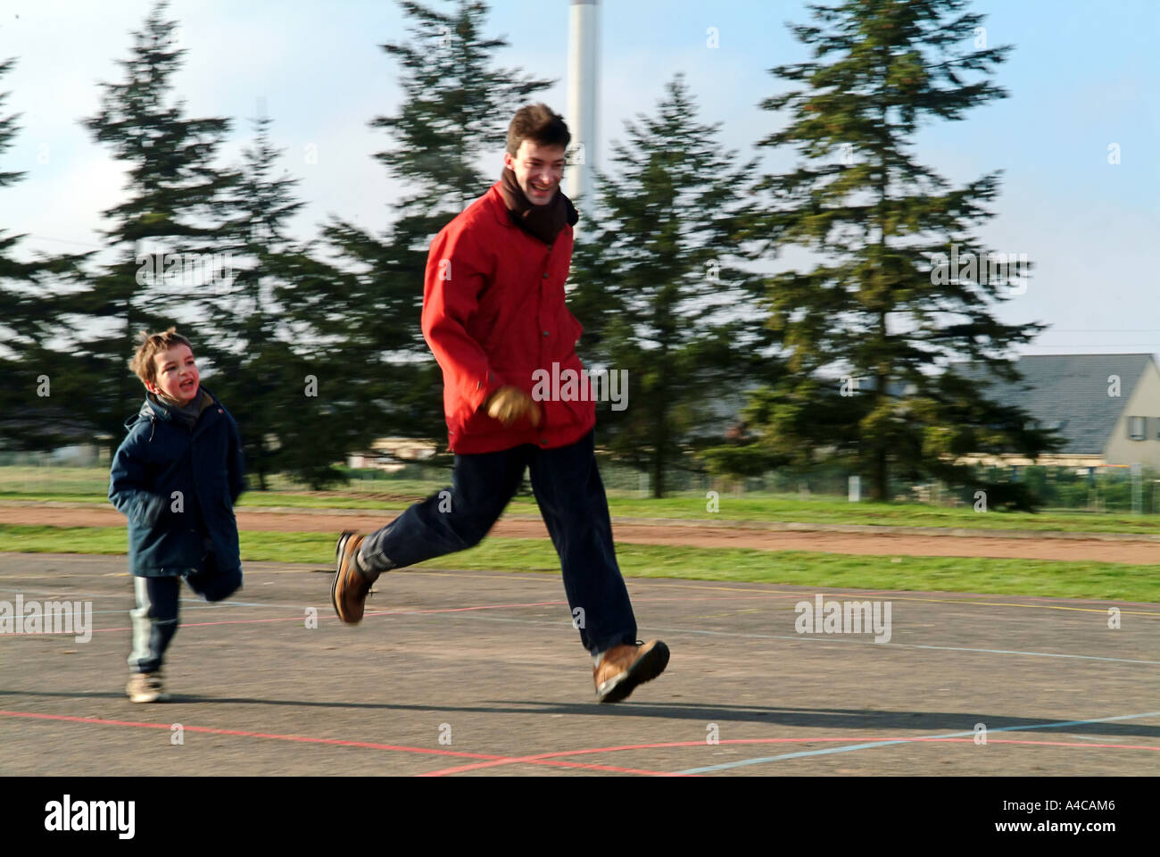 Father son running race hi-res stock photography and images - Alamy