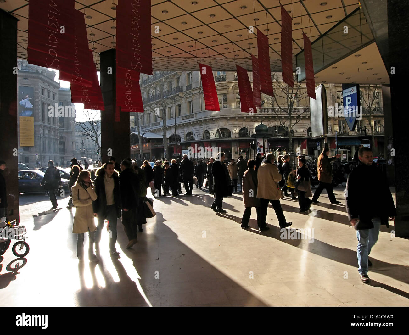 Crowds passing the entrance to the department stores in Paris Stock ...