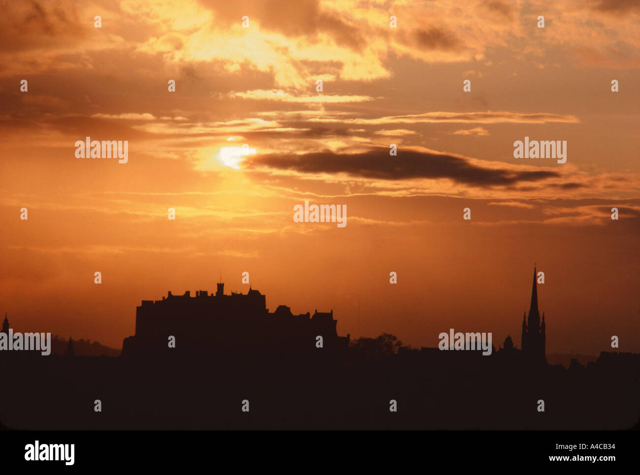 The skyline of Edinburgh Castle against dramatic sunset sky Stock Photo ...