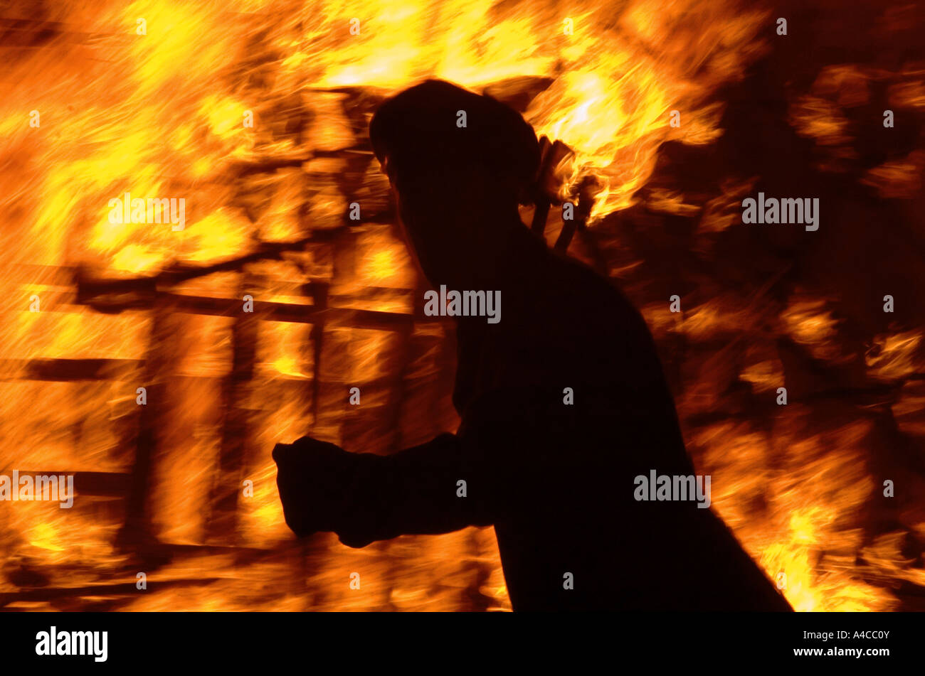 Bonfire Night East Hoathly Carnival goers run in front of fire. Picture ...