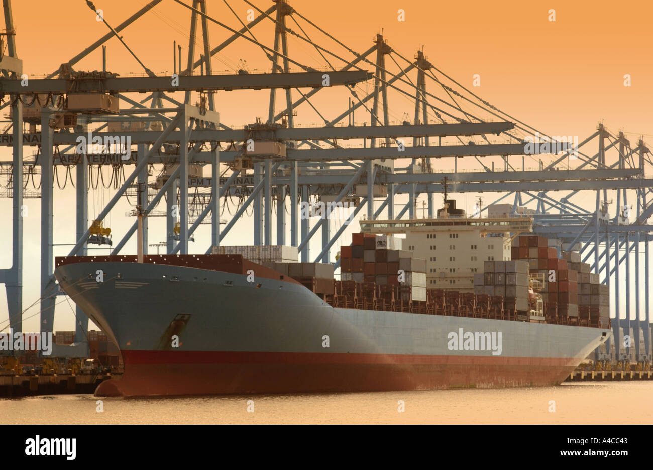 ship unloading at port Stock Photo - Alamy