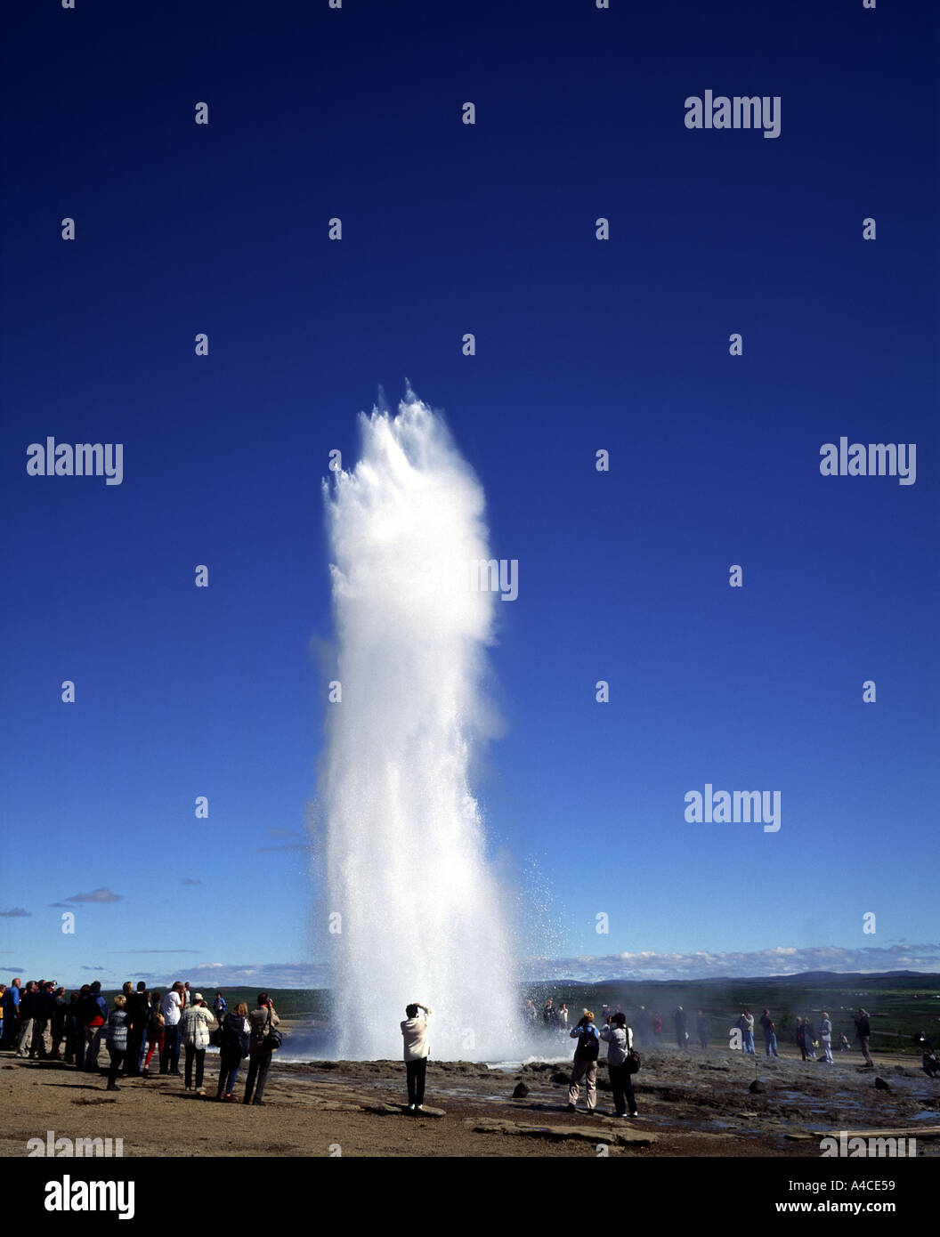 Tourists watching eruption strokkur hi-res stock photography and images ...