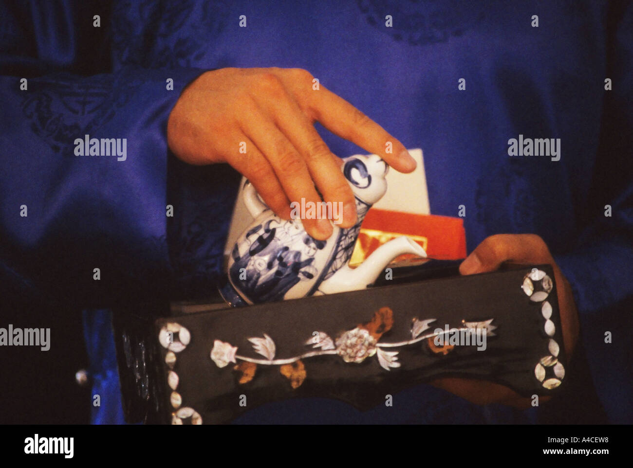 Buddhist wedding tea ceremony Stock Photo - Alamy