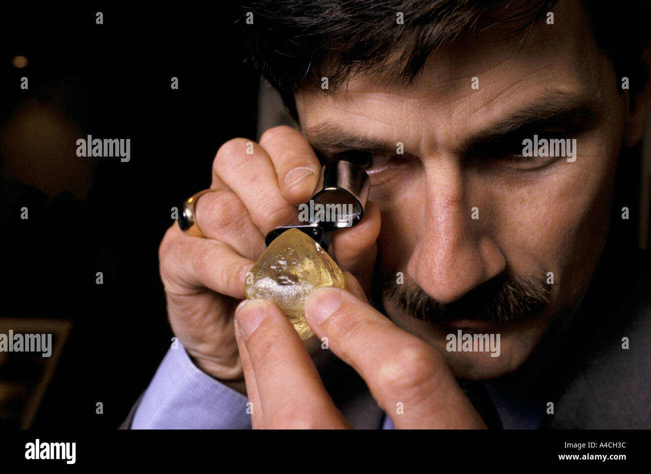 gemologist examining raw at de beers london Stock Photo - Alamy