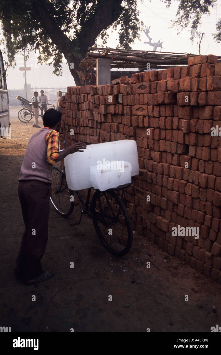 Ice delivery man hi-res stock photography and images - Alamy
