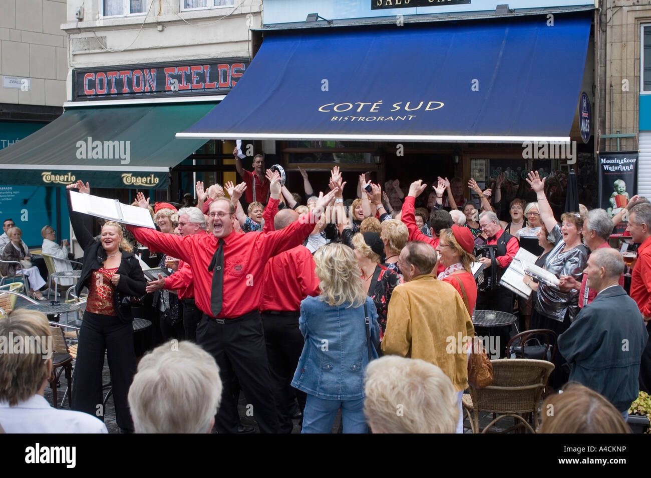 Singing outside hi-res stock photography and images - Alamy
