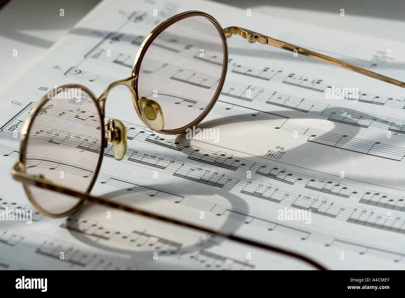 Pair of spectacles on sheet music Stock Photo - Alamy