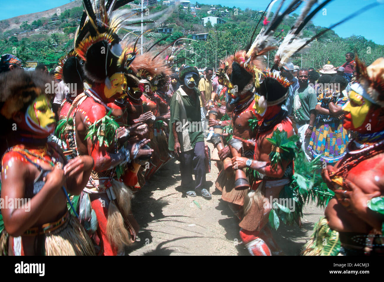 Hiri Moale Festival Huli tribesmen from the Southern Highlands perform ...