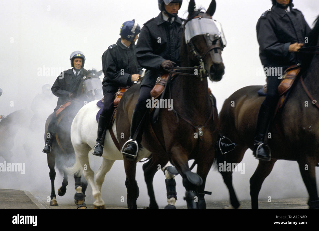Mounted riot police hi-res stock photography and images - Alamy