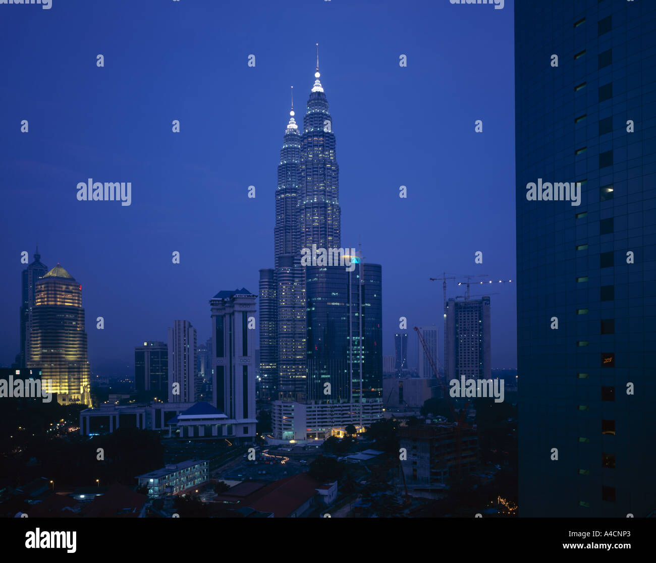 Cesar pelli corporate night shots hi-res stock photography and images ...