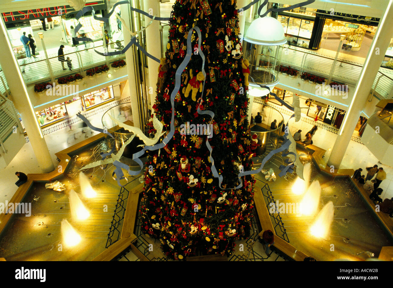 Lakeside shopping centre shoppers hi-res stock photography and images ...