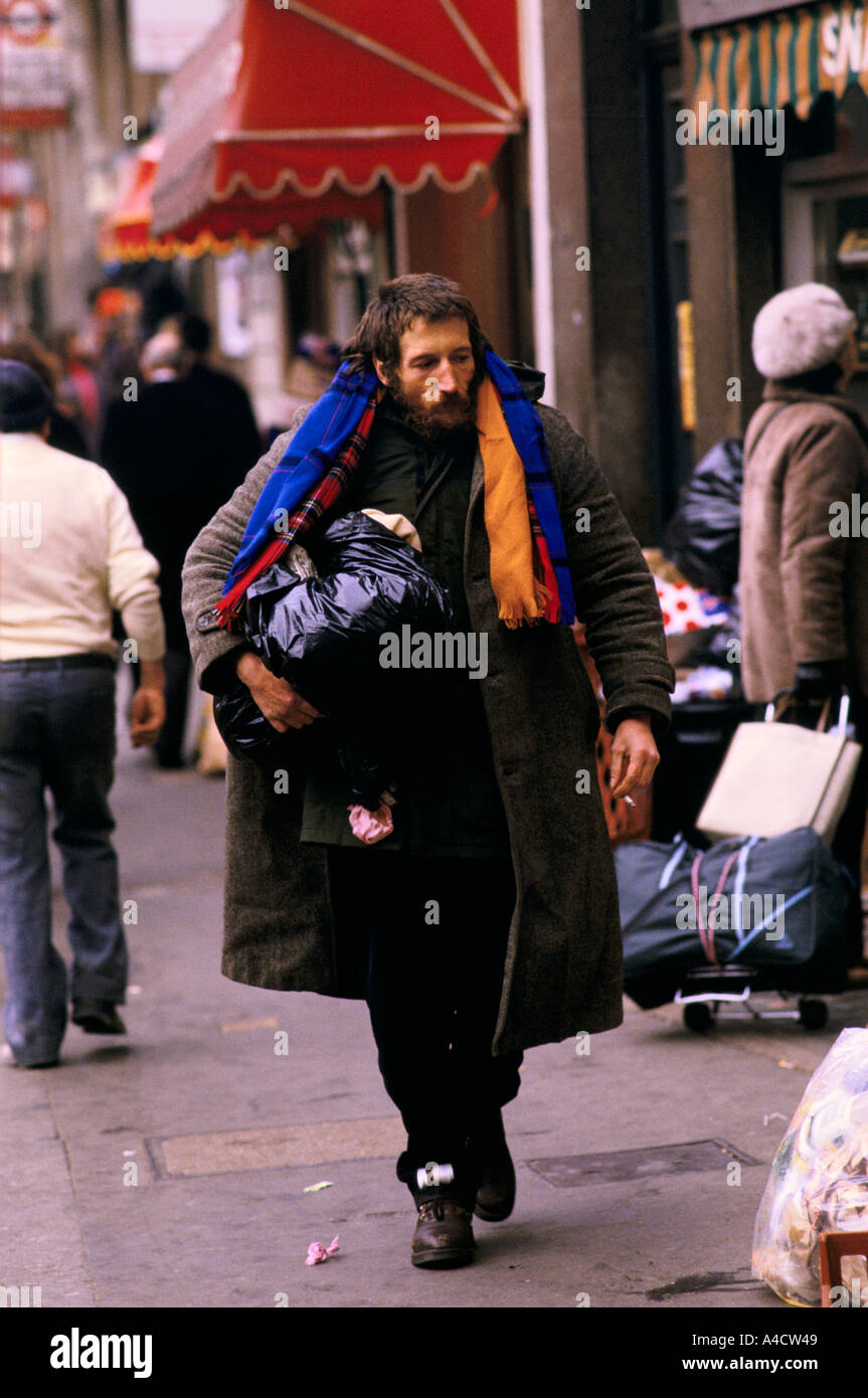 homeless man walking the streets london Stock Photo - Alamy