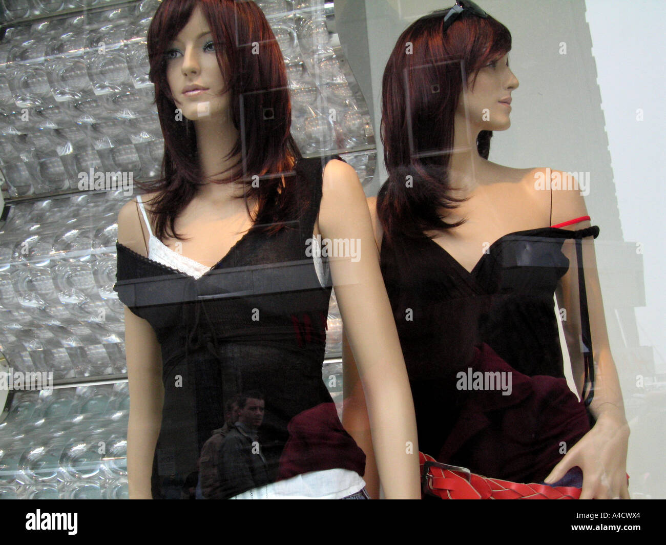 Two female mannequins hi-res stock photography and images - Alamy