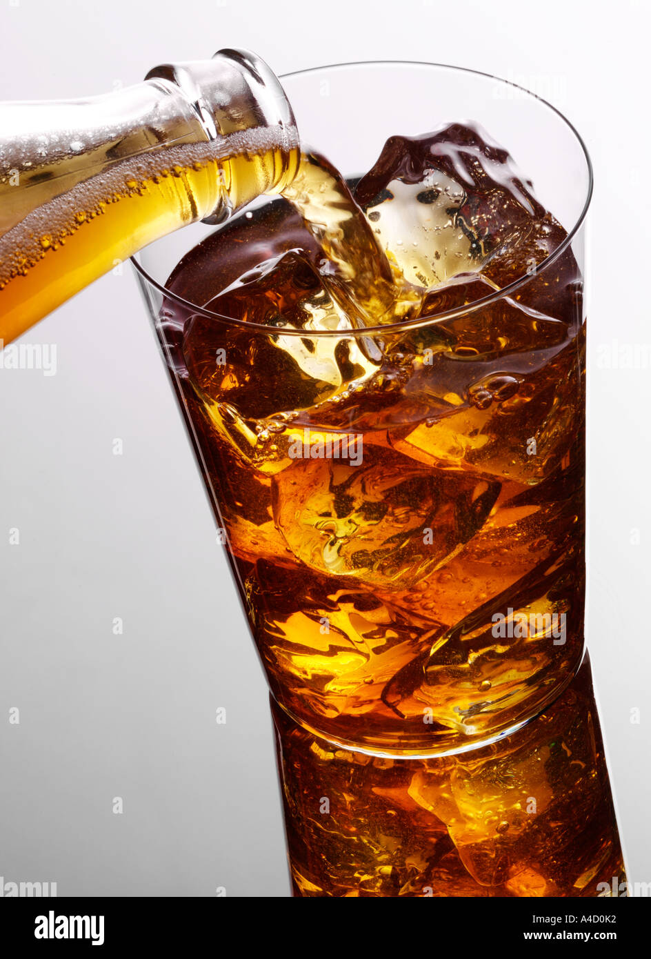 POURING GINKGO DRINK Stock Photo - Alamy