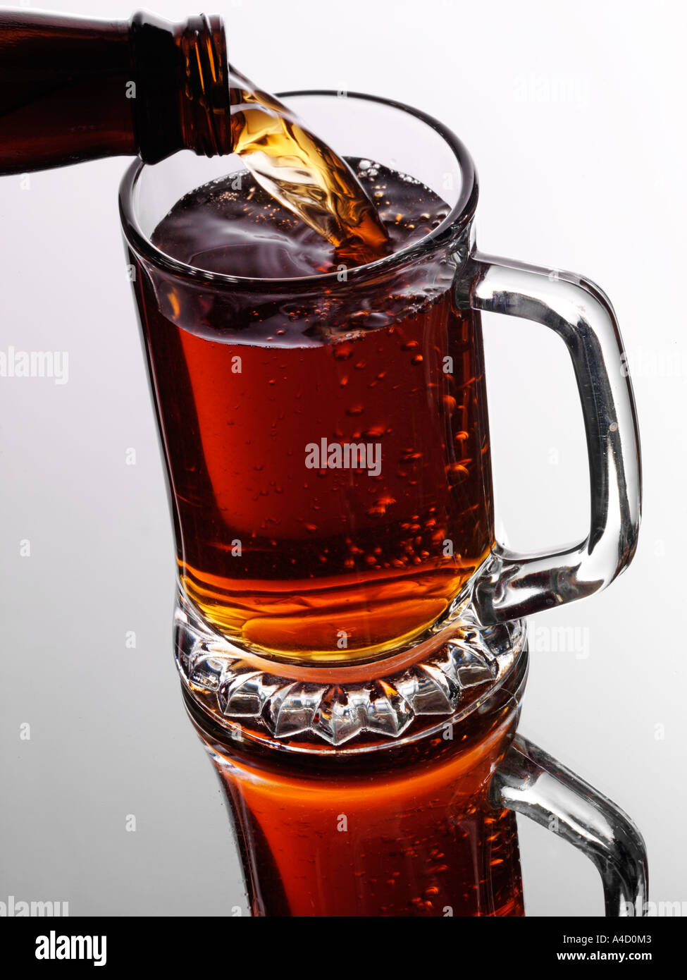 POURING ROOT BEER Stock Photo - Alamy