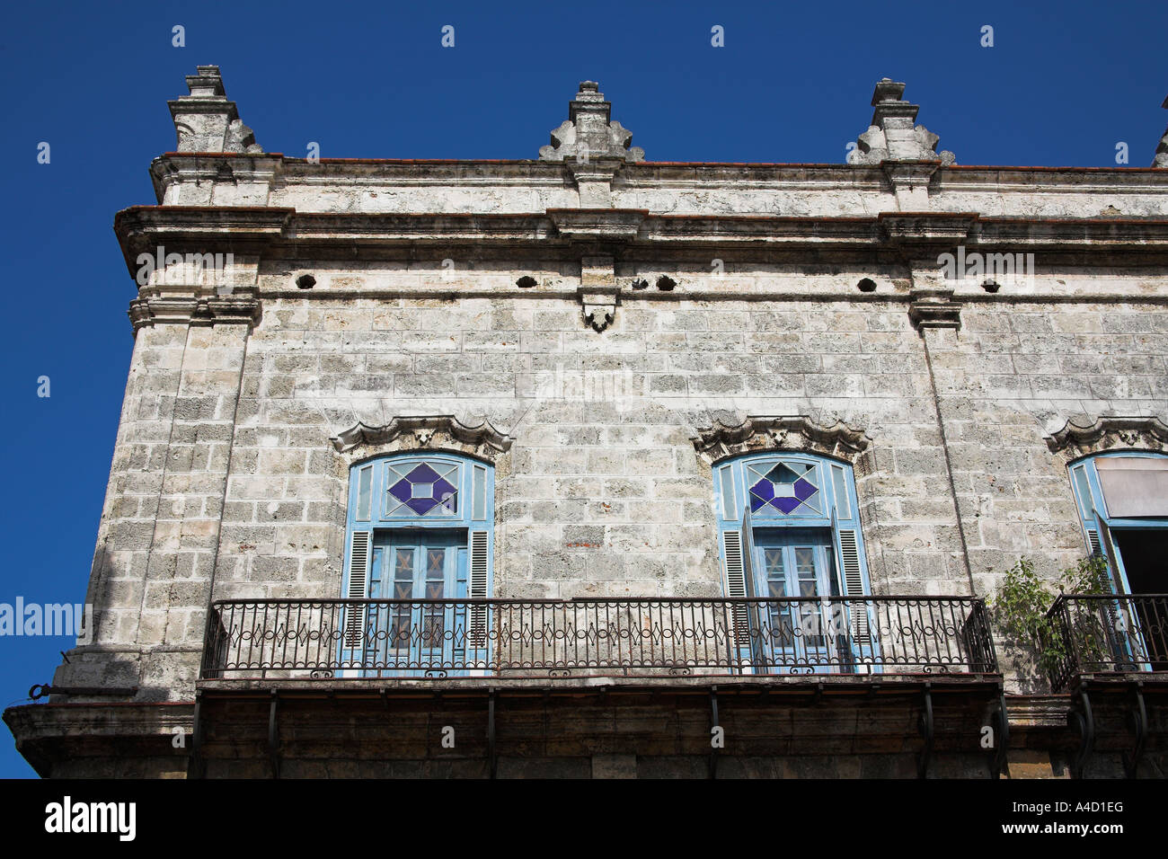Balcony of a traditional Havana building, Havana, La Habana Vieja, Cuba ...