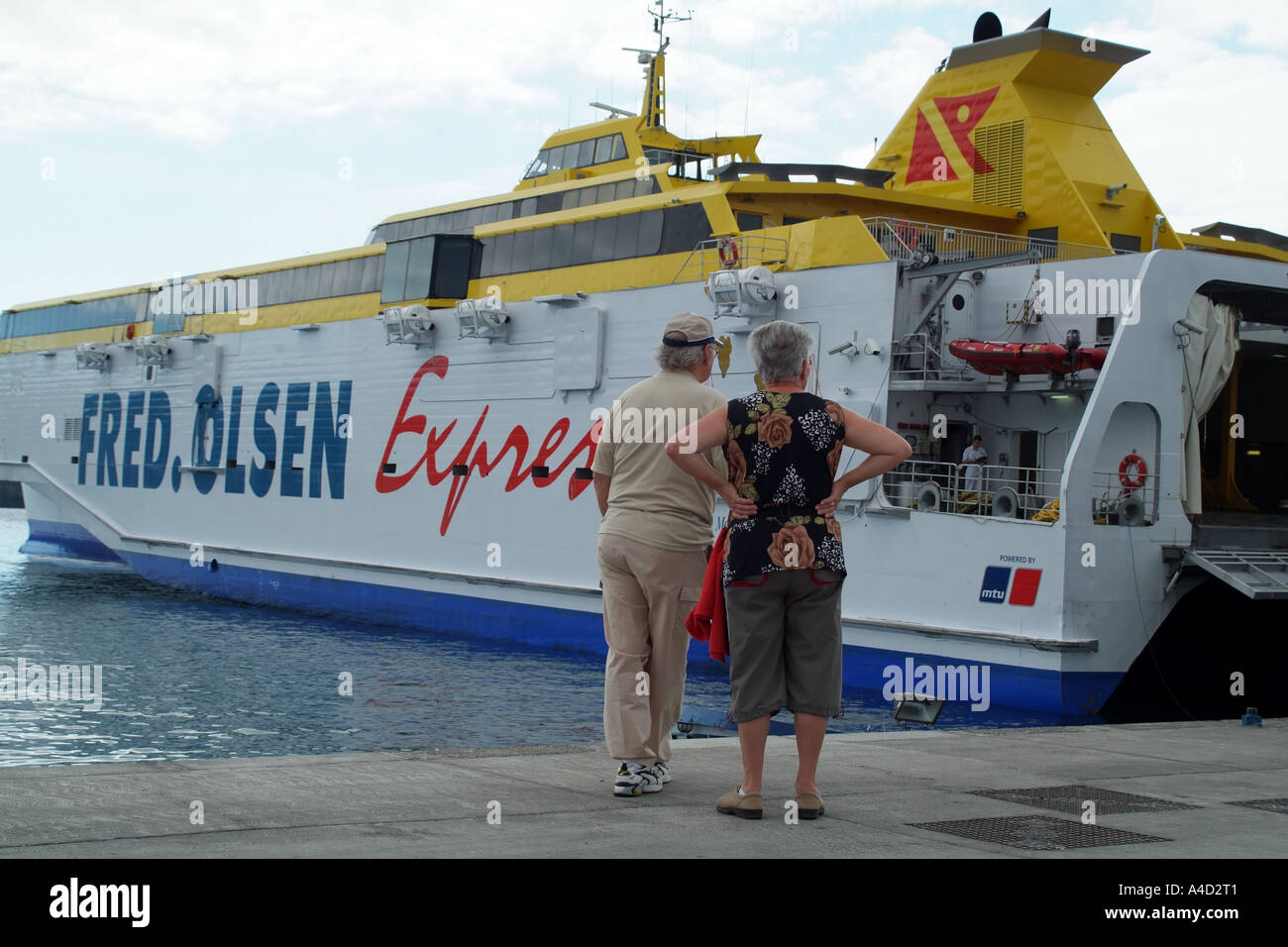 Holidaymakers and the Benchijigua Express fast ferry at Los Cristianos ...