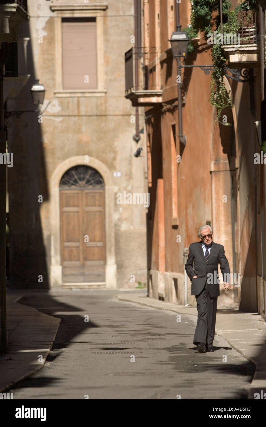 Italy man suit street hi-res stock photography and images - Alamy