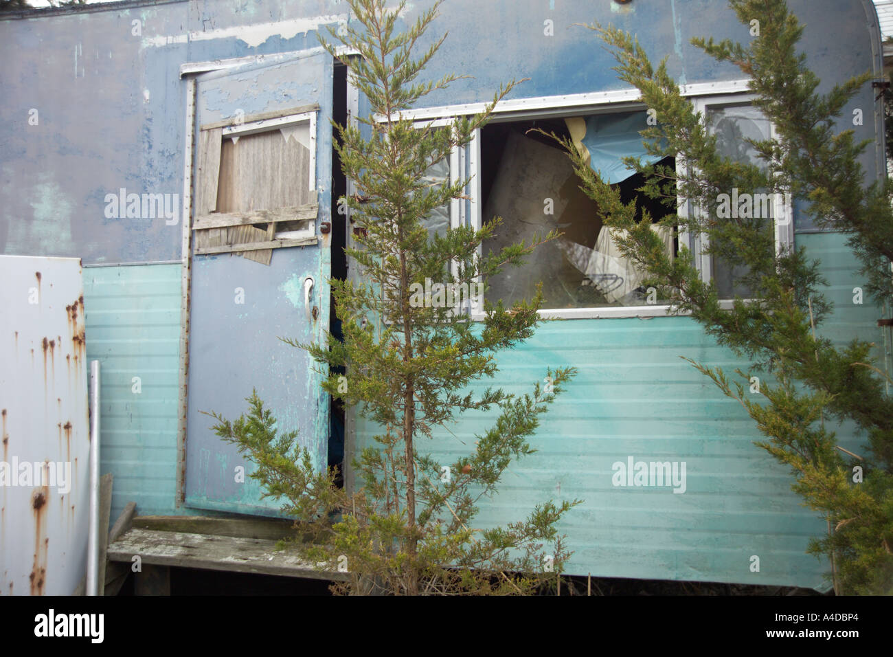dilapidated trailer full of junk Stock Photo - Alamy