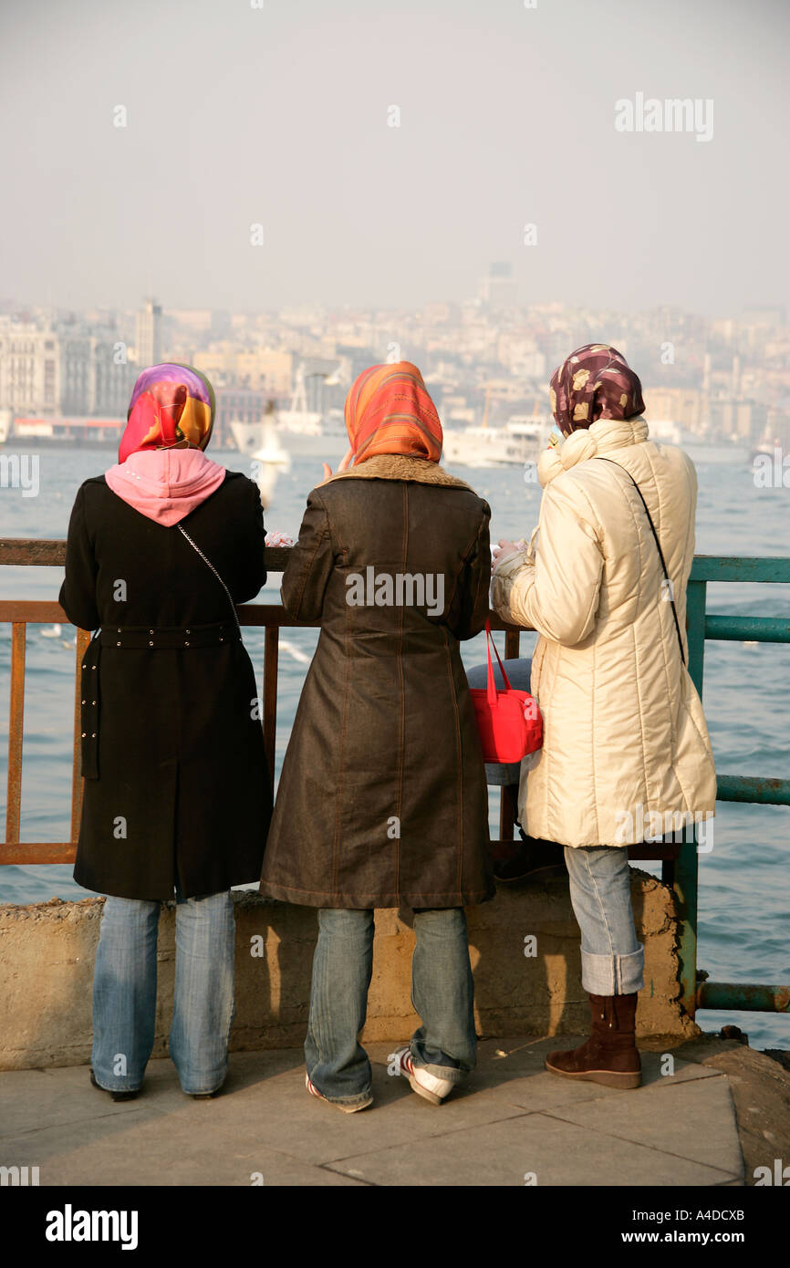 TEENAGE GIRLS AT THE GOLDEN HORN, ISTANBUL, TURKEY Stock Photo - Alamy