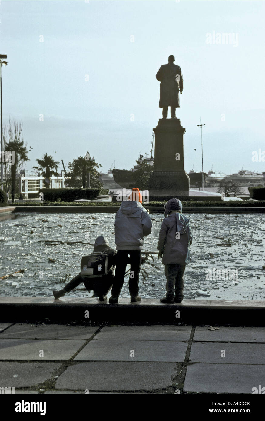 Children lenin hi-res stock photography and images - Alamy