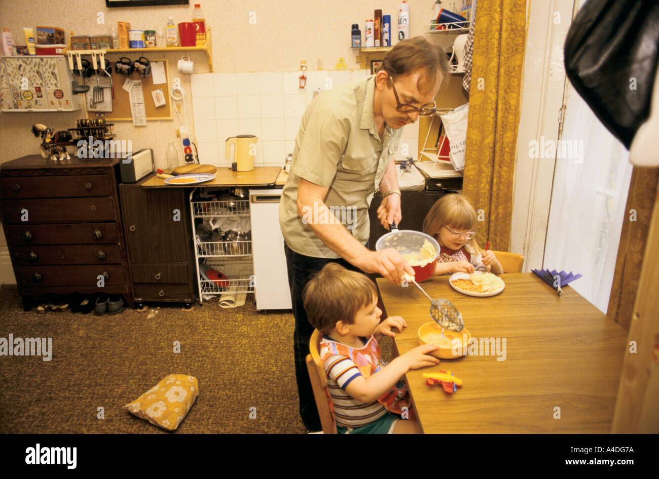 Poor family uk hi-res stock photography and images - Alamy