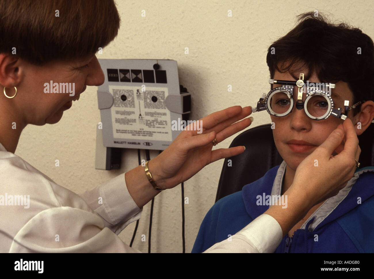 Child having eye test hi-res stock photography and images - Alamy