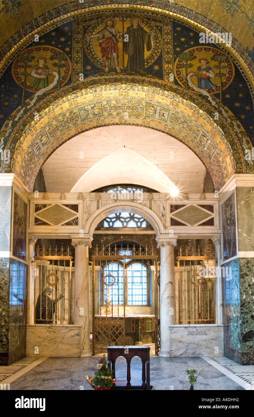 Roman style arch london hi-res stock photography and images - Alamy