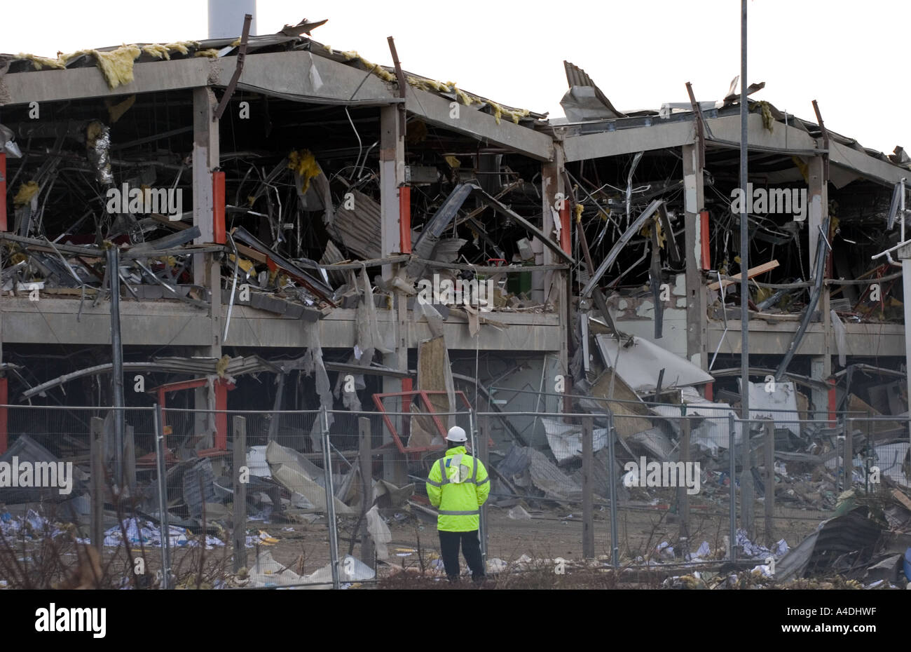 Explosion fire oil buncefield hemel hi-res stock photography and images ...