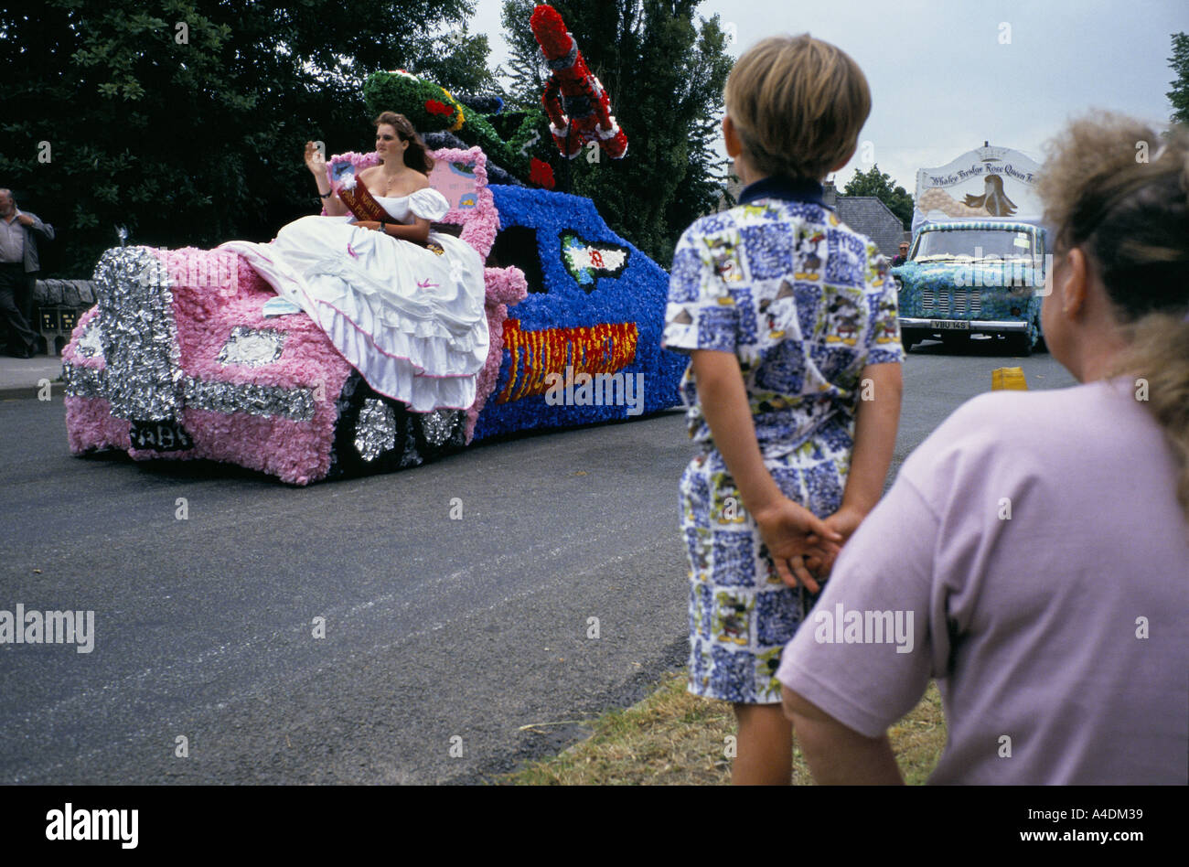 The queen waving hi-res stock photography and images - Alamy
