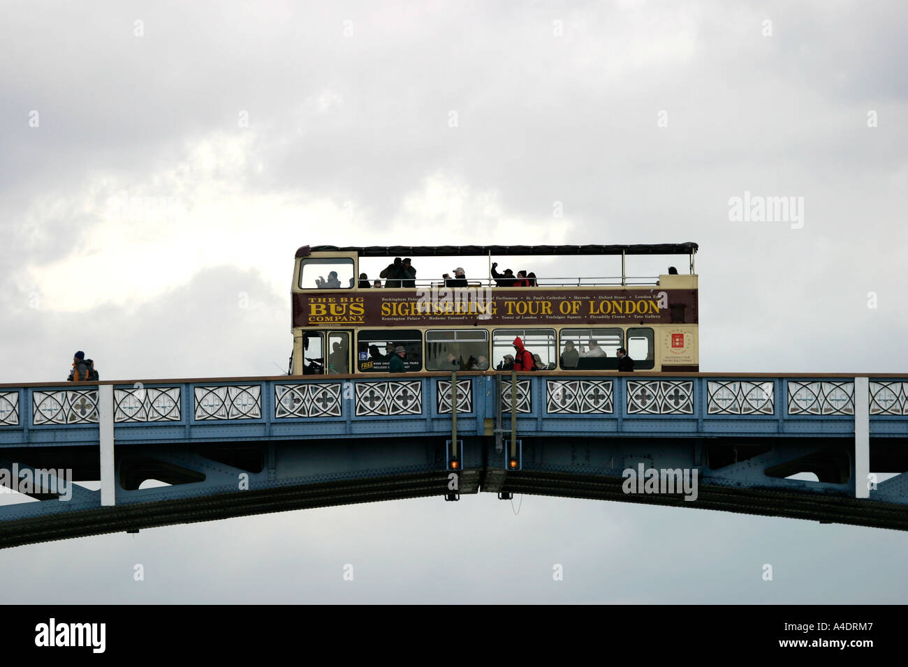 Sightseeing tour bus on Tower Bridge Stock Photo - Alamy