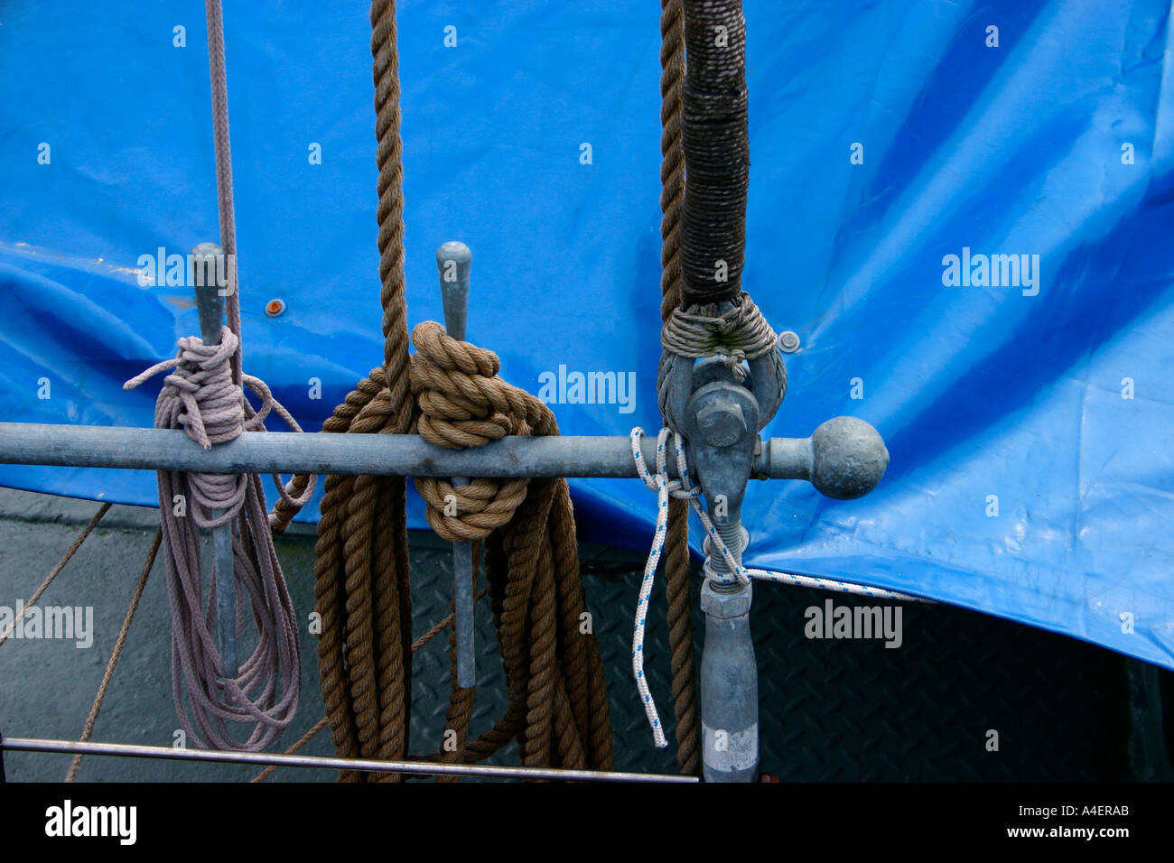 Capstan knot hi-res stock photography and images - Alamy
