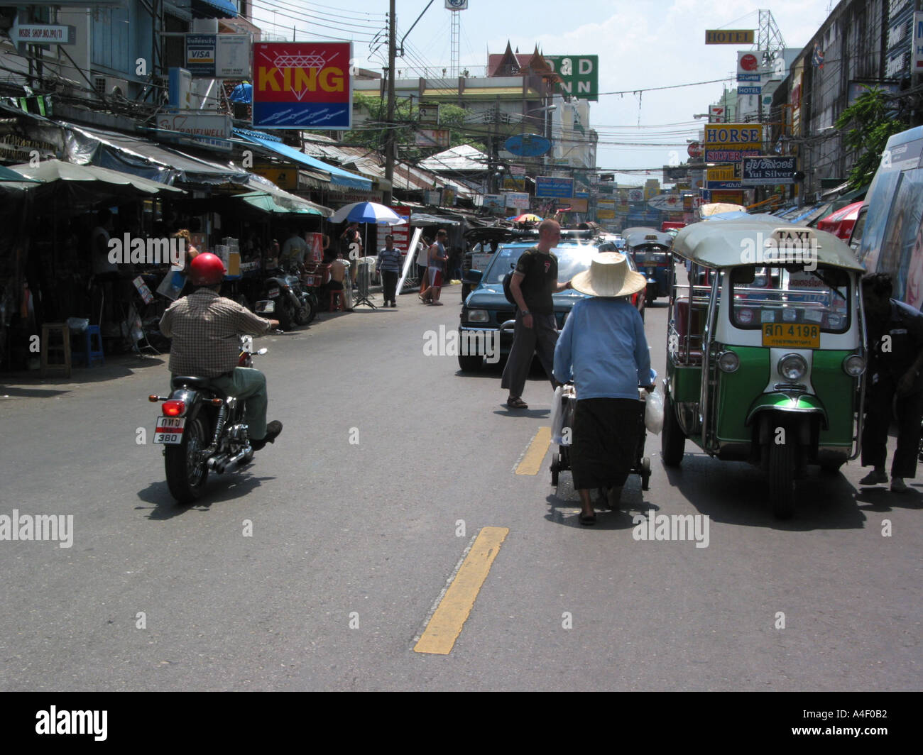 Backpacker street in Bangkok Stock Photo - Alamy