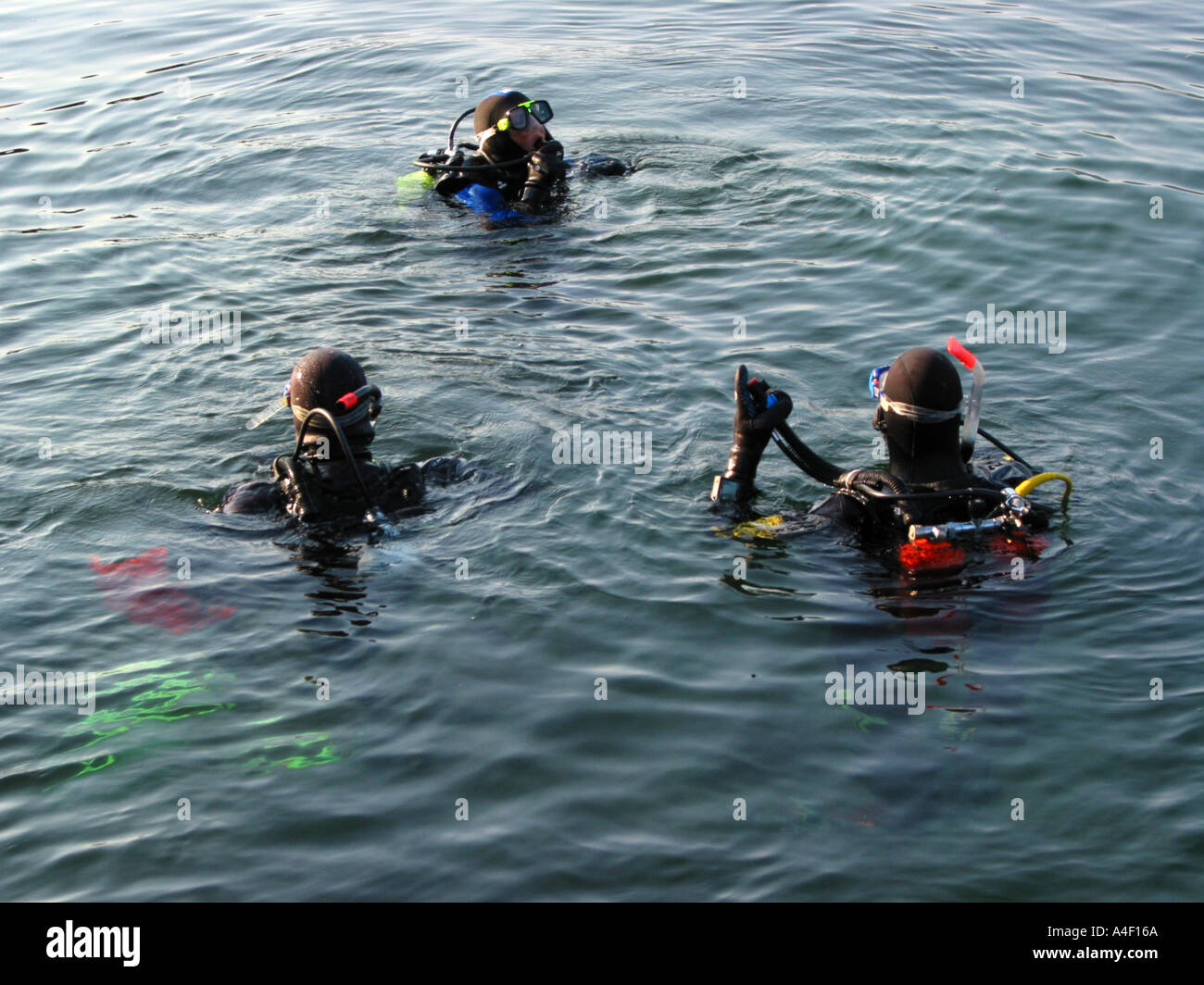 Divers descent hi-res stock photography and images - Alamy