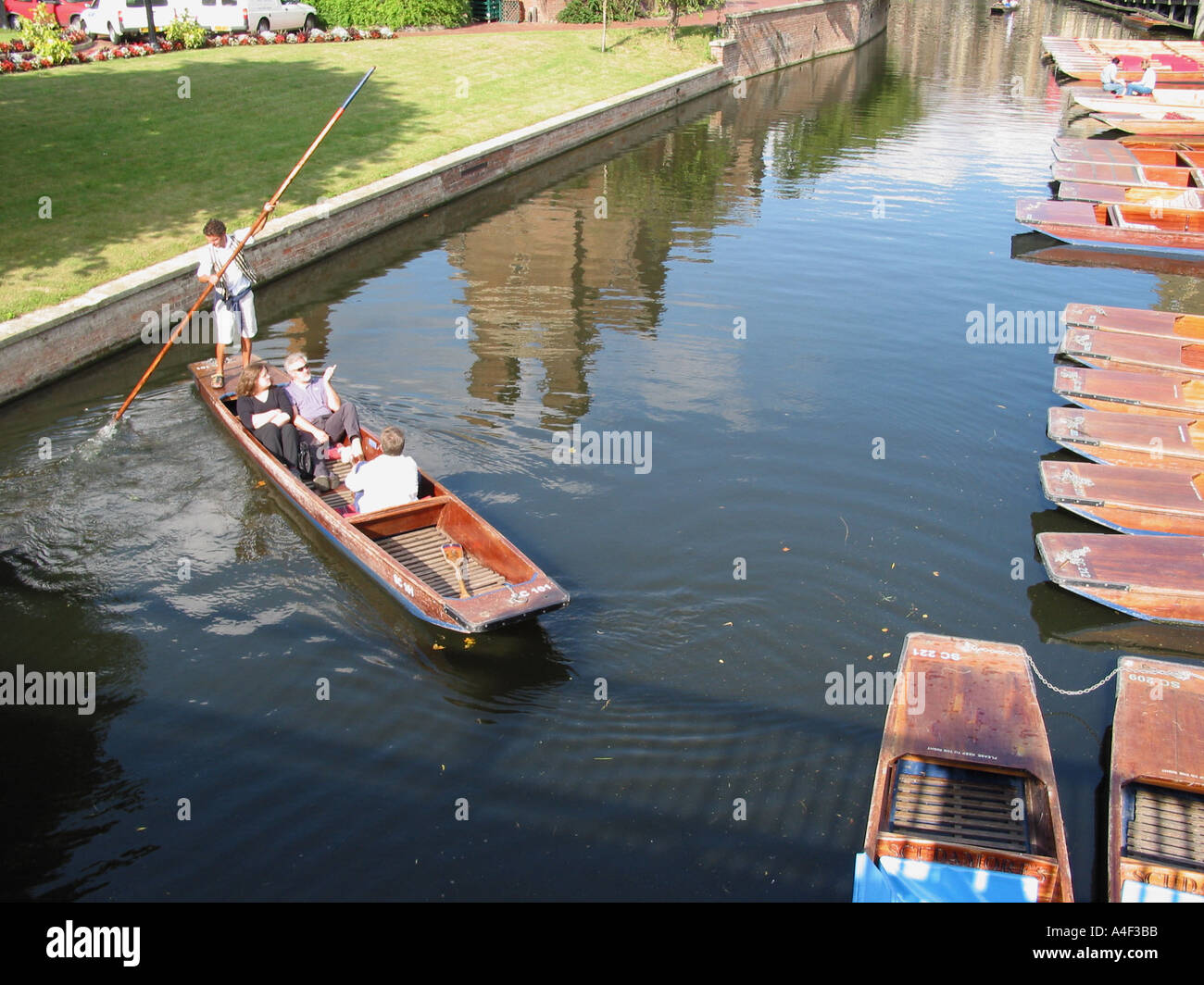 Traditional Punting along the River Cam at Magdalene Bridge Cambridge ...
