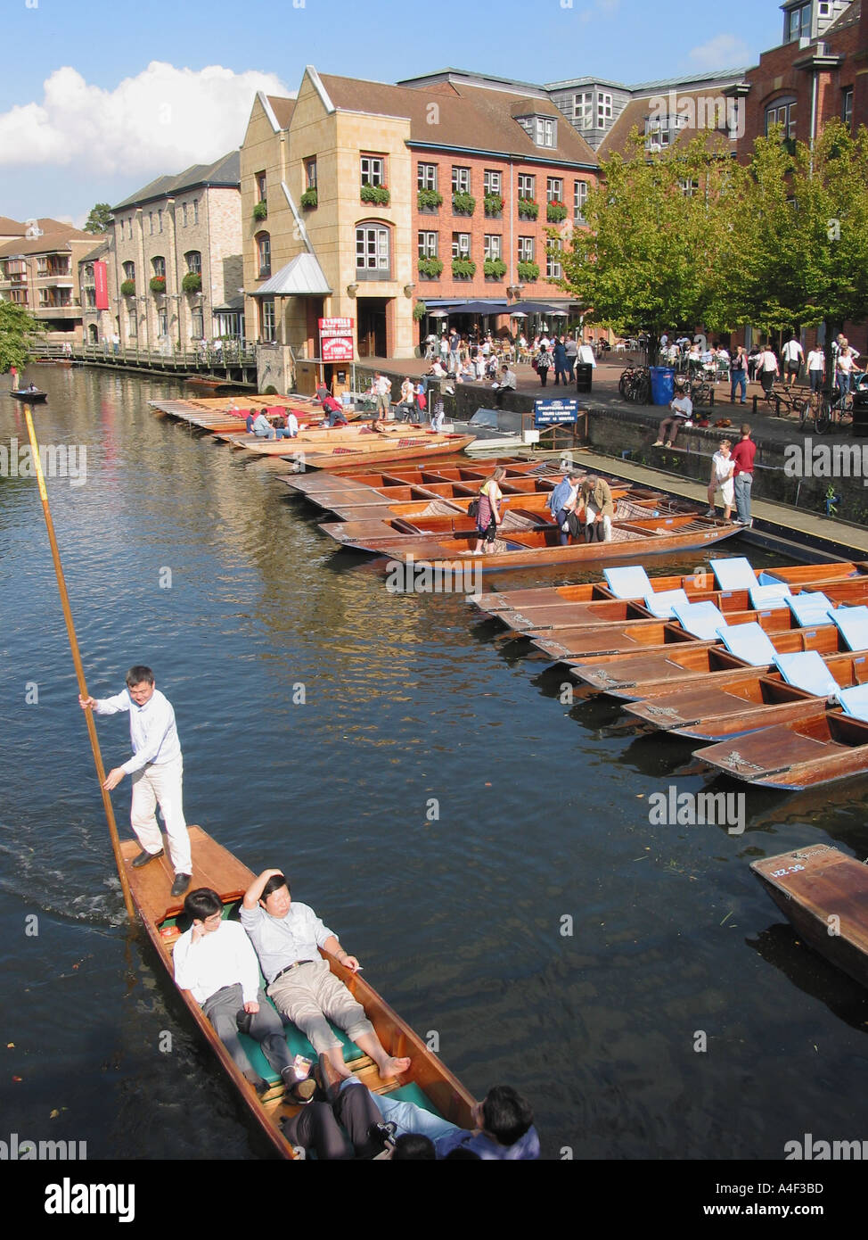 Traditional Punting along the River Cam at Magdalene Bridge Cambridge ...