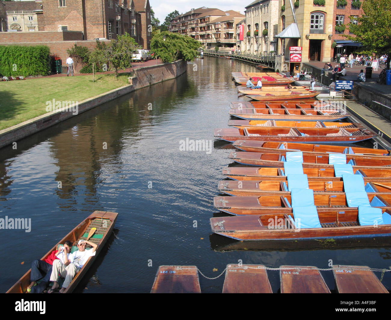 Traditional Punting along the River Cam at Magdalene Bridge Cambridge ...