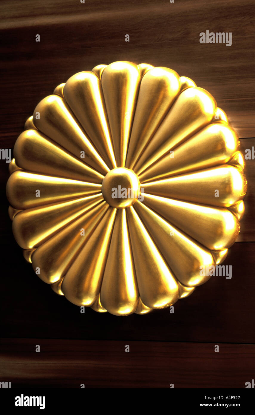 Japan Tokyo Gilded emblem on Yasukuni jinja Shrine door Stock Photo - Alamy