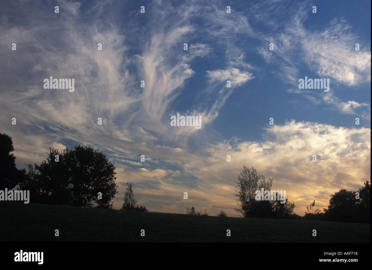 cirrus fibratus sunset sky cloud Stock Photo - Alamy