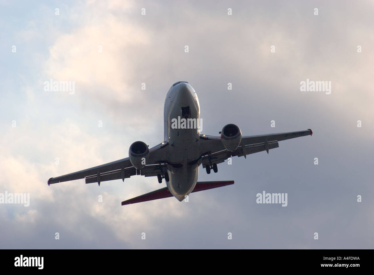 Plane landing over her head hi-res stock photography and images - Alamy