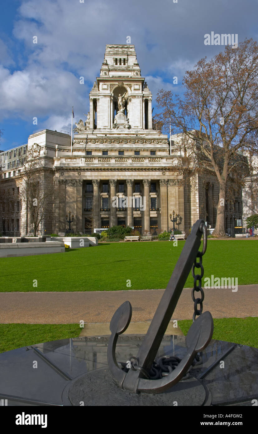 10 Trinity Square London England Stock Photo - Alamy