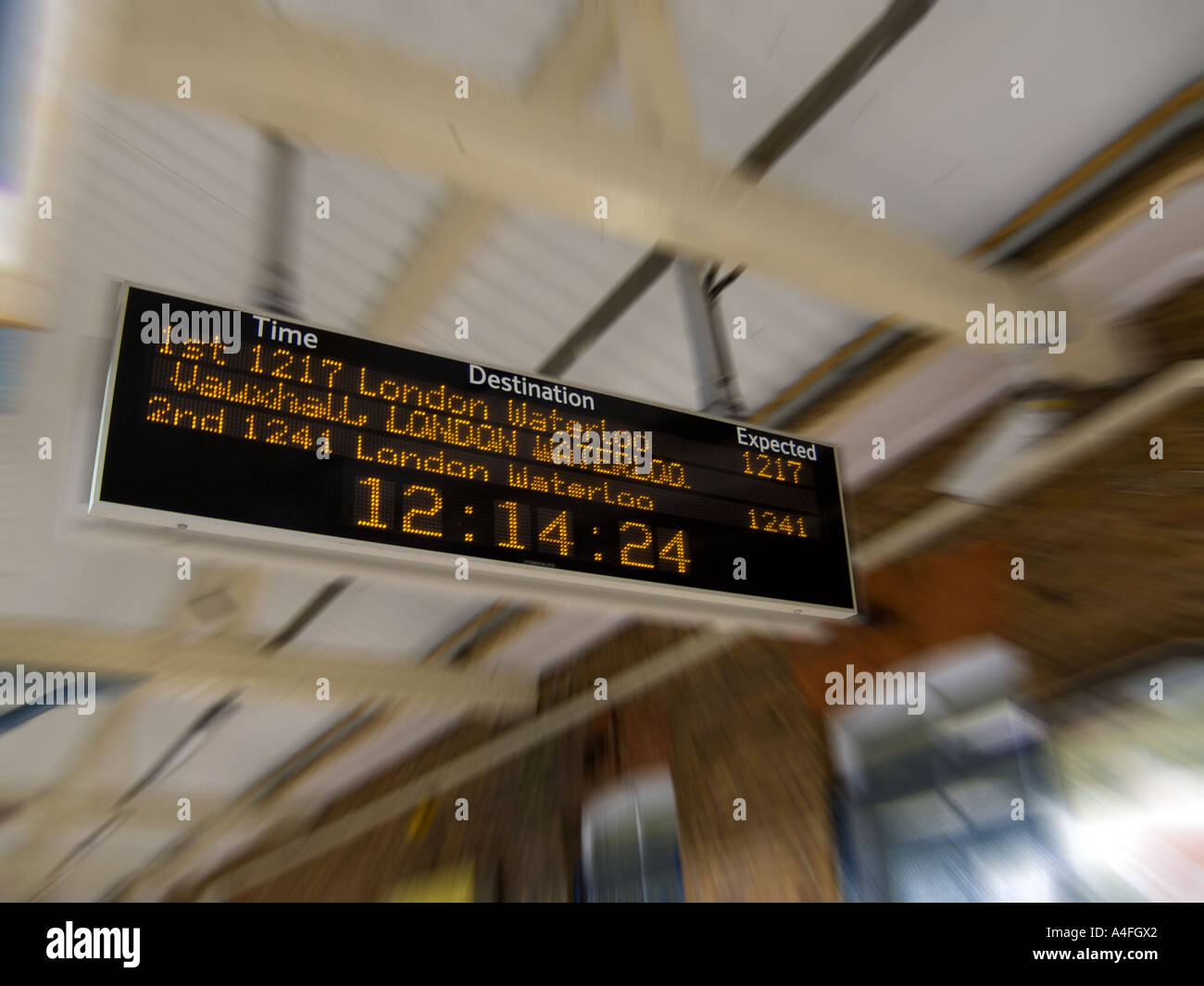 Train departures sign london hi-res stock photography and images - Alamy