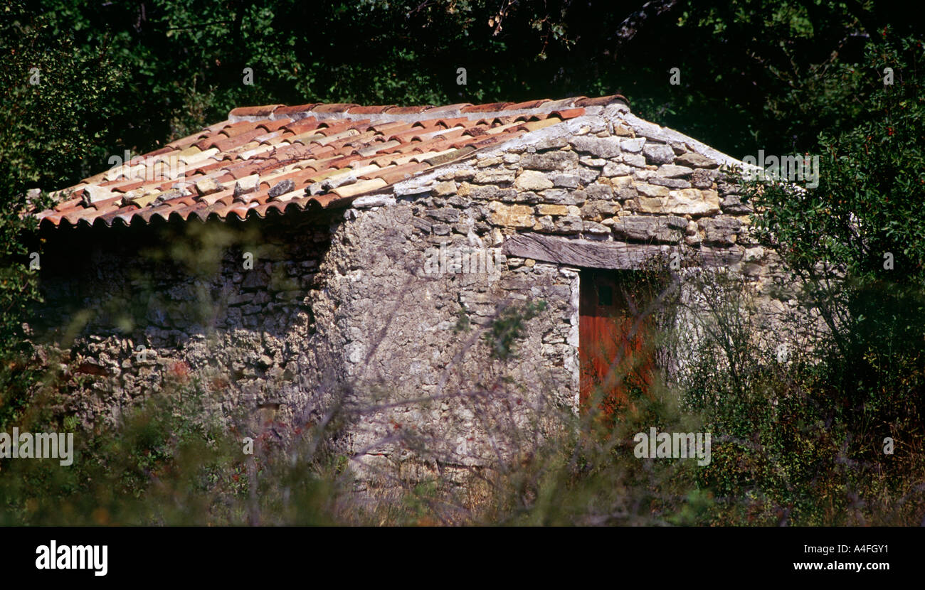 Typical regional stone farm building in Provence France Stock Photo - Alamy
