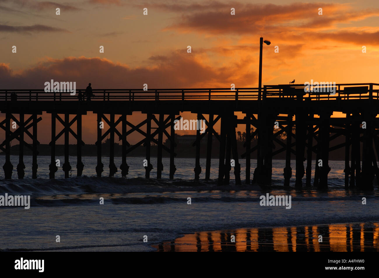 Pier at sunet hi-res stock photography and images - Alamy