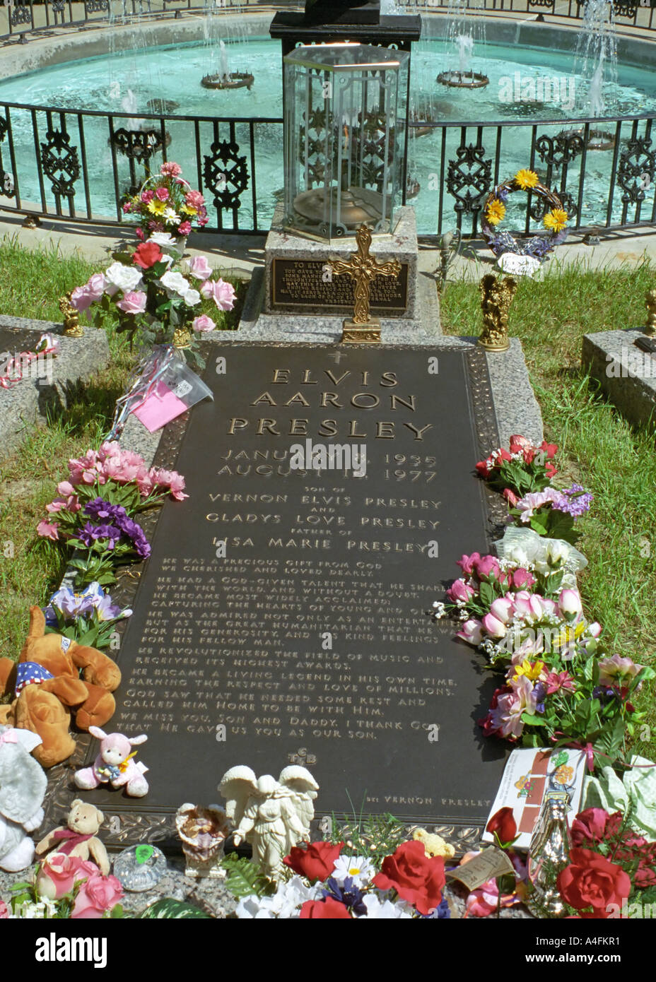 Grave cemetery graceland hi-res stock photography and images - Alamy