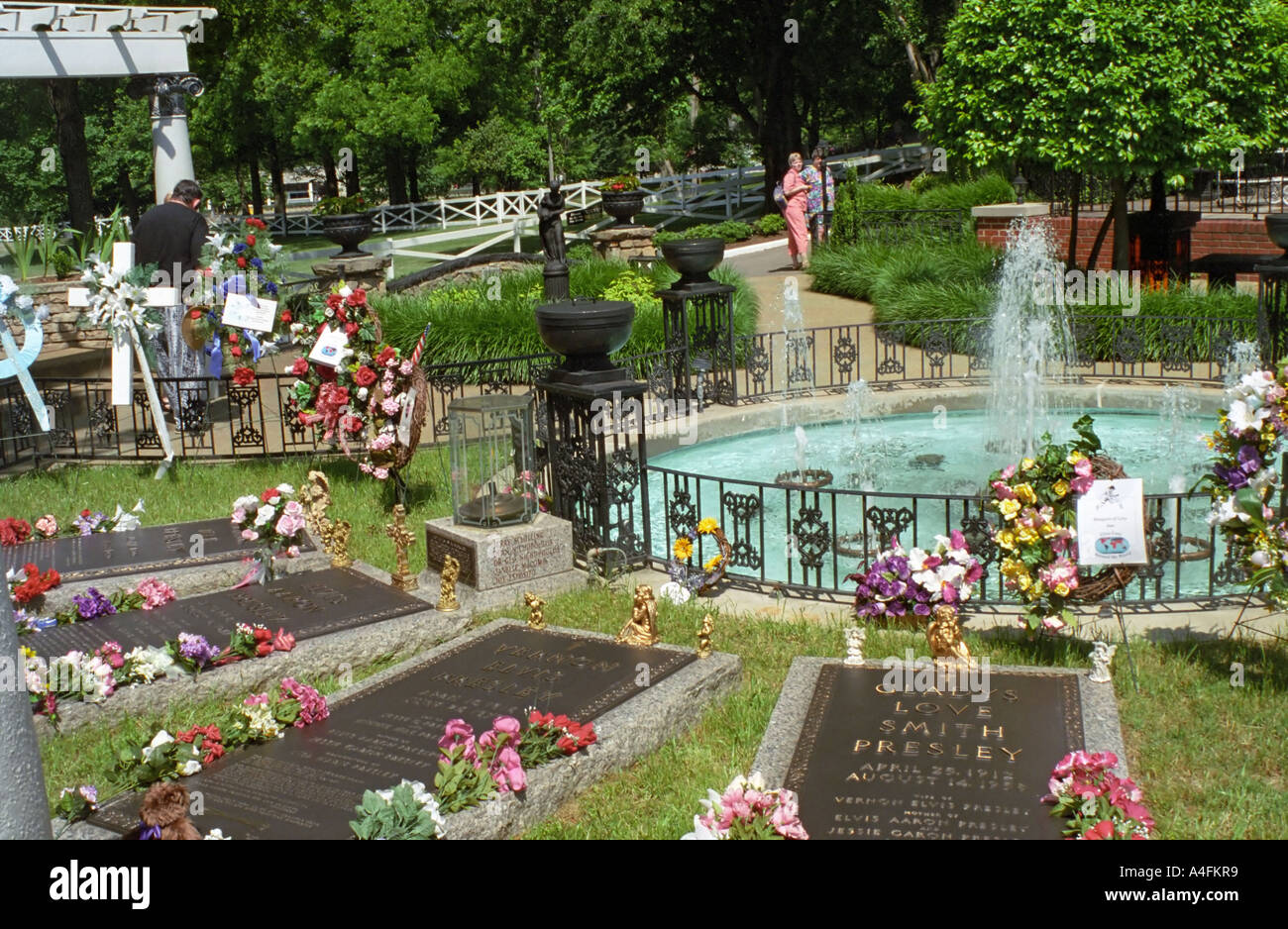 Grave of Elvis Presley at Graceland Memphis Tennessee Stock Photo - Alamy