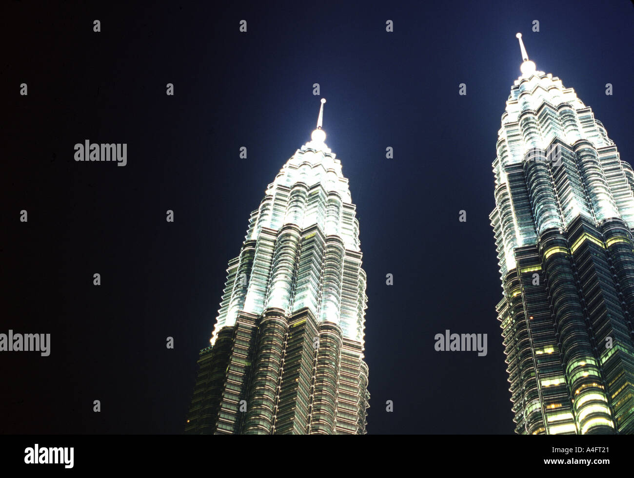 Petronas Towers the most beautiful skyscrapers in the world by ...
