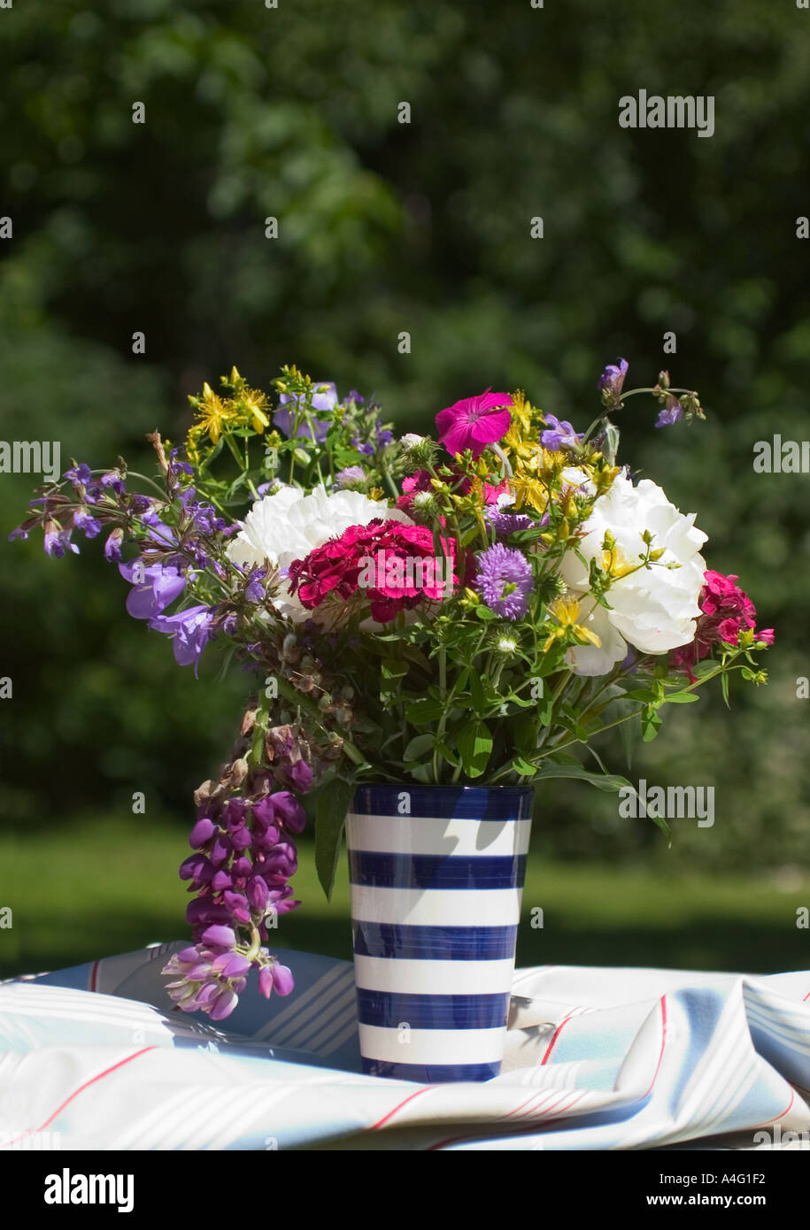 PR flower bouquet bunch of flowers in a vase Stock Photo - Alamy