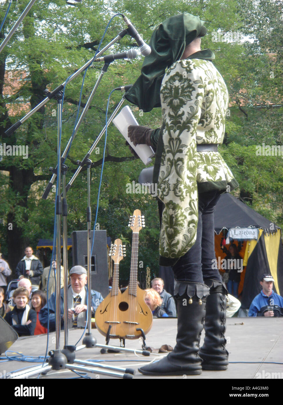 Man addressing crowd hi-res stock photography and images - Alamy